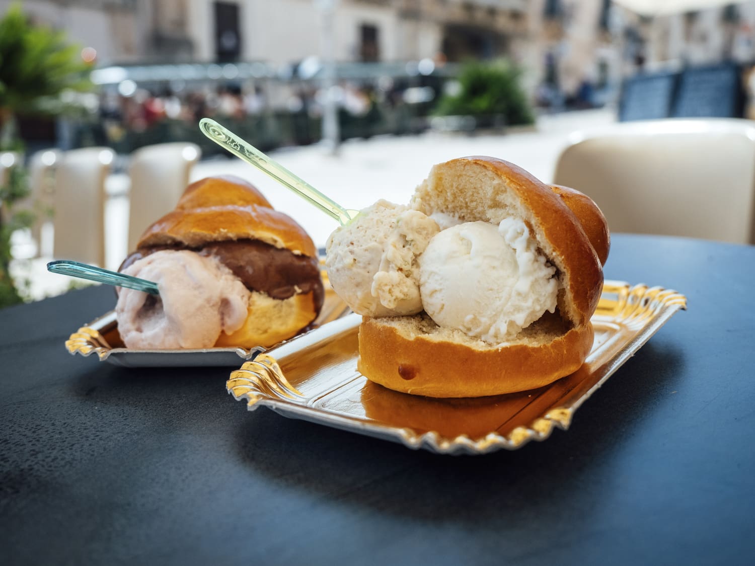 Brioche con Gelato: Ein sizilianischer Snack zum Dahinschmelzen ...