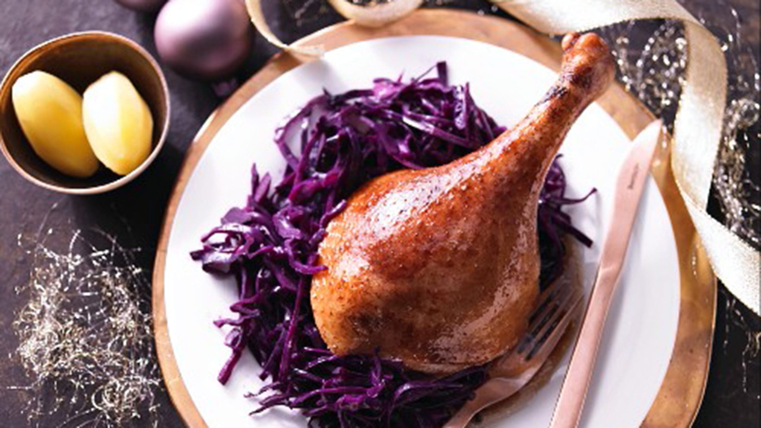 Rezept: Gänsekeulen im Weinfond mit Rotkraut | schauvorbei